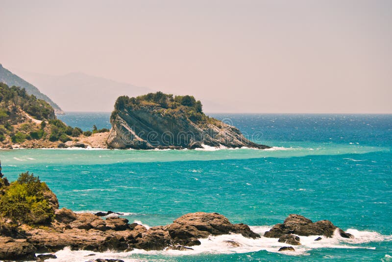 Playa rocosa imagen de archivo. Imagen de isla, asoleado - 5302923