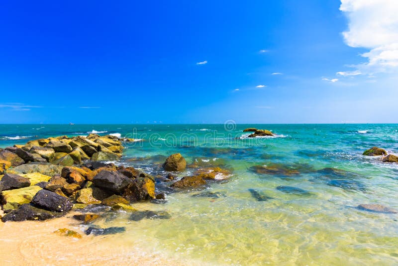 Playa rocosa de la costa foto de archivo. Imagen de piedra - 128941618