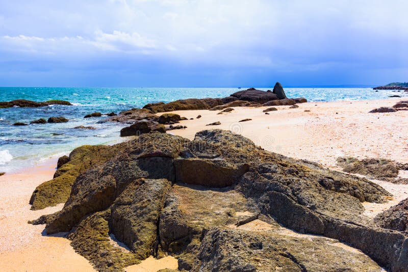 Playa rocosa de la costa imagen de archivo. Imagen de escénico - 128941689