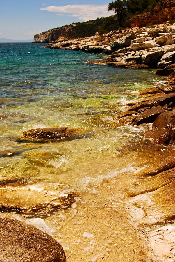 Playa rocosa en Grecia imagen de archivo. Imagen de paisaje - 26556273