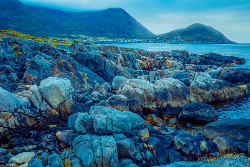 Playa rocosa en la noche foto de archivo. Imagen de playa - 121063692
