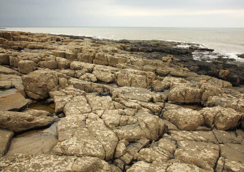 Playa Rocosa En Northumberland Imagen de archivo - Imagen de orilla ...