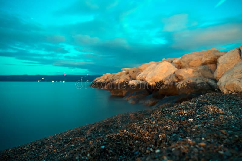 Playa rocosa hermosa imagen de archivo. Imagen de playa - 128969465