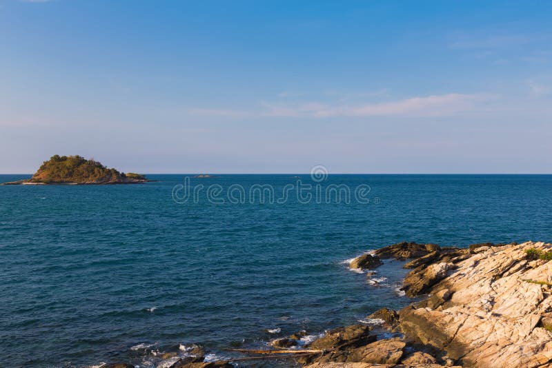 Playa Rocosa Natural Sobre Fondo De La Costa Y Del Cielo Azul Foto de ...
