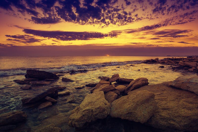 Playa rocosa salvaje imagen de archivo. Imagen de serenidad - 66127107