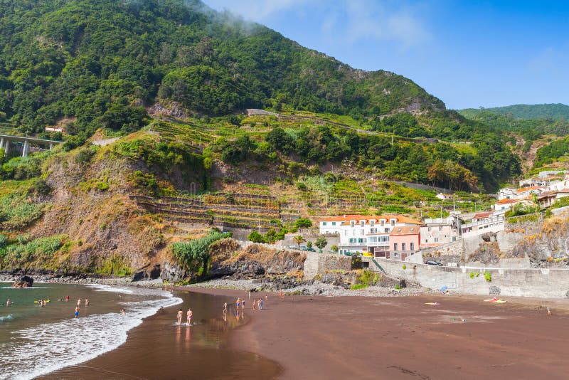 Playa Seixal Con Gente Que Descansa Imagen de archivo - Imagen de ...