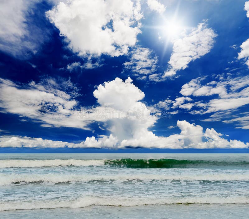 Playa soleada foto de archivo. Imagen de recurso, nube - 39398344