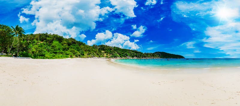Playa soleada imagen de archivo. Imagen de hermoso, costa - 39667113
