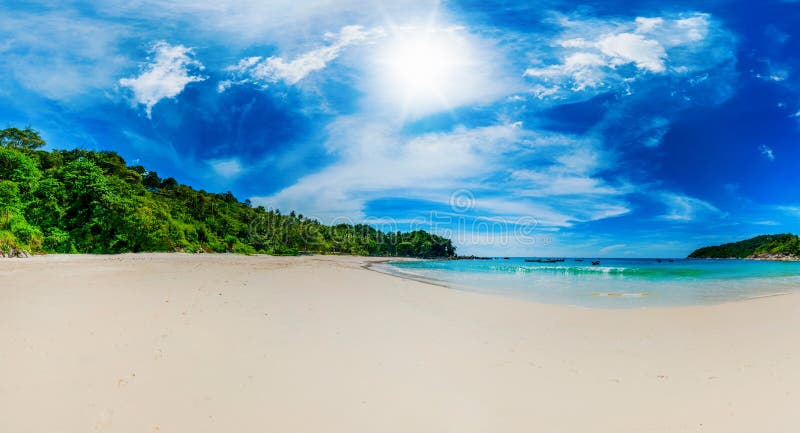 Playa soleada imagen de archivo. Imagen de hermoso, costa - 39667113