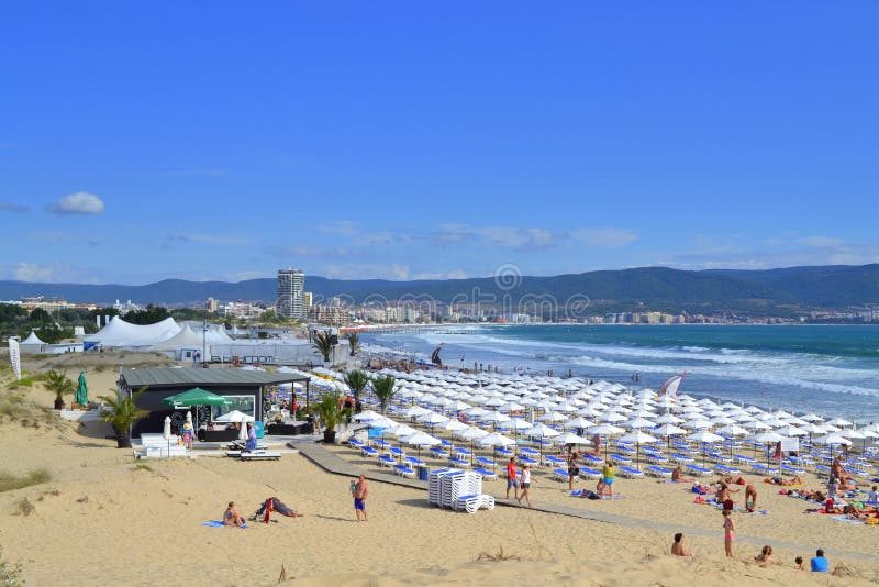 La Playa Soleada Contra Oscurece La Costa Imagen de archivo - Imagen de ...