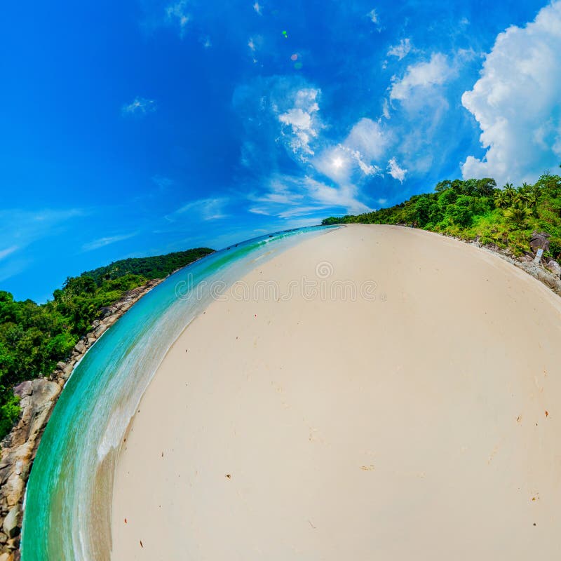 Playa soleada imagen de archivo. Imagen de cubo, exterior - 46691507