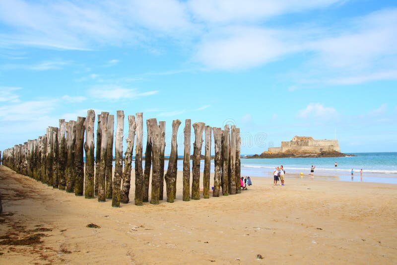 Playa soleada imagen de archivo editorial. Imagen de azul - 75503824