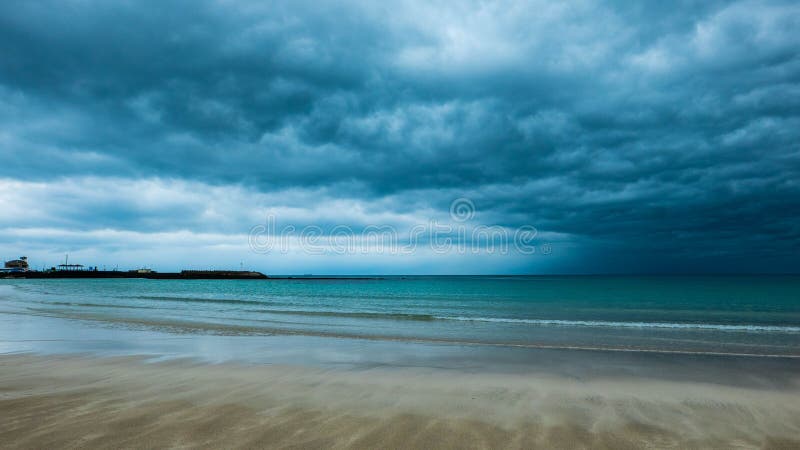 Playa Tempestuosa De Hamdeok, Isla De Jeju Foto de archivo - Imagen de ...