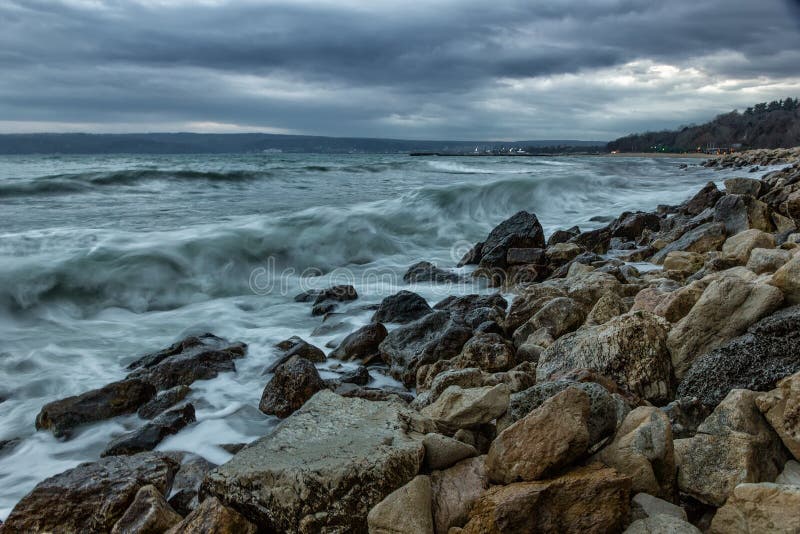 Mar Tempestuoso Con El Cielo Colorido De La Salida Del Sol Foto de ...