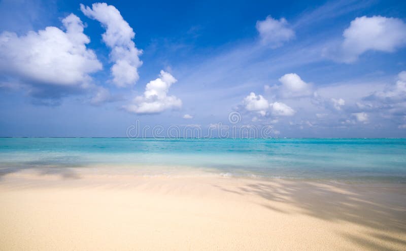 Playa tropical hermosa imagen de archivo. Imagen de agua - 9367519