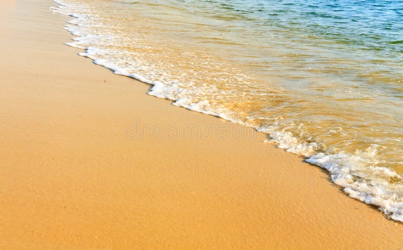 Playa soleada imagen de archivo. Imagen de costa, resorte - 39533733