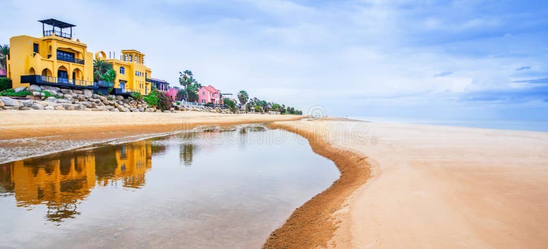 Playa Tropical Pintoresca Y Complejo De Lujo Colorido Foto de archivo ...