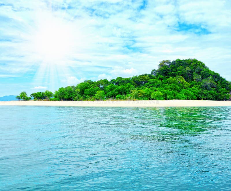 Playa Tropical Soleada En La Isla Foto de archivo - Imagen de océano ...