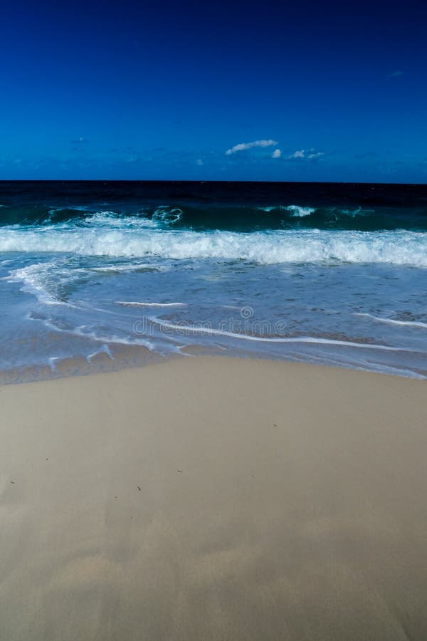 Playa tropical vertical foto de archivo. Imagen de nacionalistas - 89154896