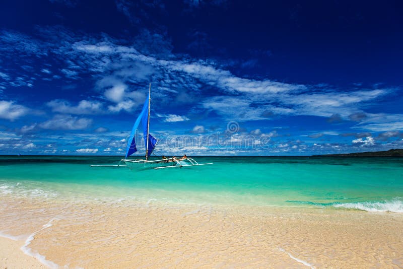 Playa, Velero Y Mar Tropical Imagen de archivo editorial - Imagen de ...