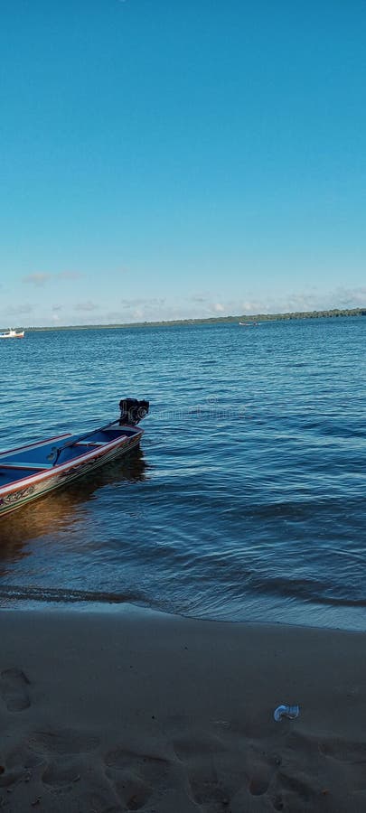 Playa y barco imagen de archivo. Imagen de lago, barco - 254791777