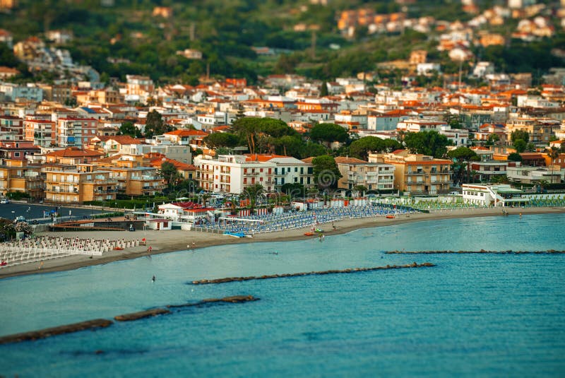Playa Y La Ciudad De Scauri Imagen de archivo - Imagen de edificio ...