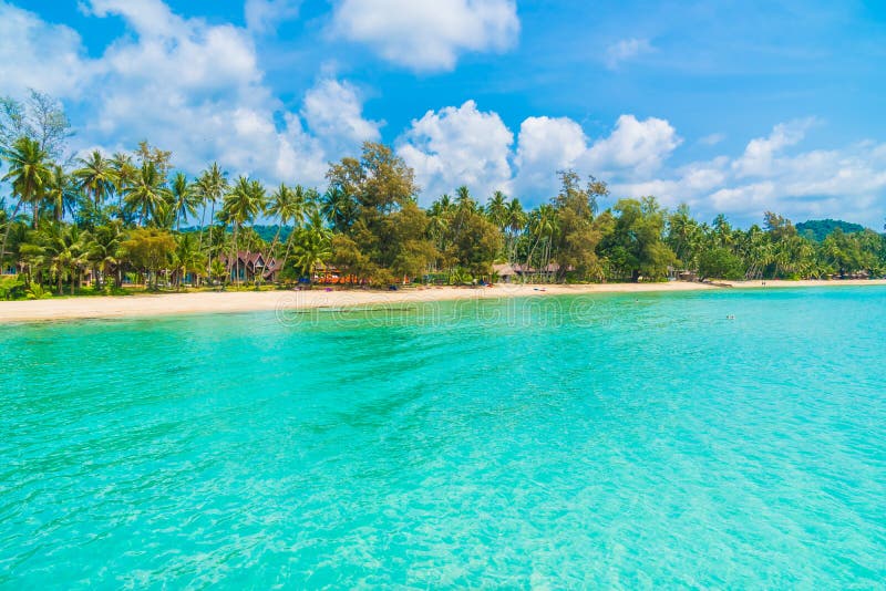 Playa Y Mar Tropicales Hermosos Foto de archivo - Imagen de vacaciones ...