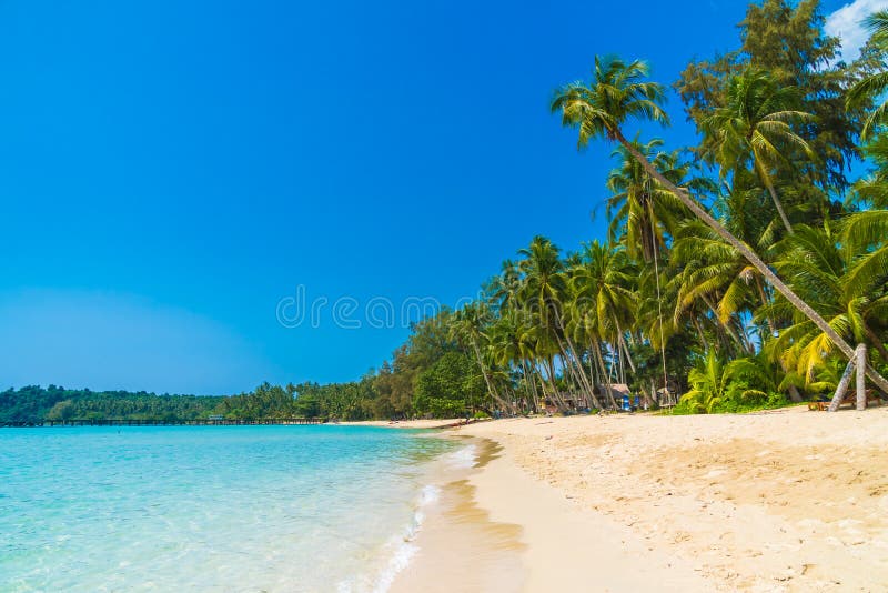 Playa Y Mar Tropicales Hermosos Foto de archivo - Imagen de arena, nube ...