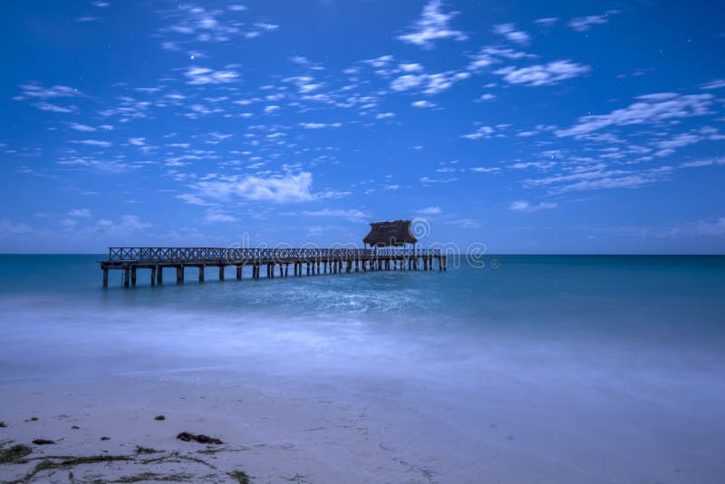 Playa Y Muelle Tropicales En La Noche Imagen de archivo - Imagen de ...