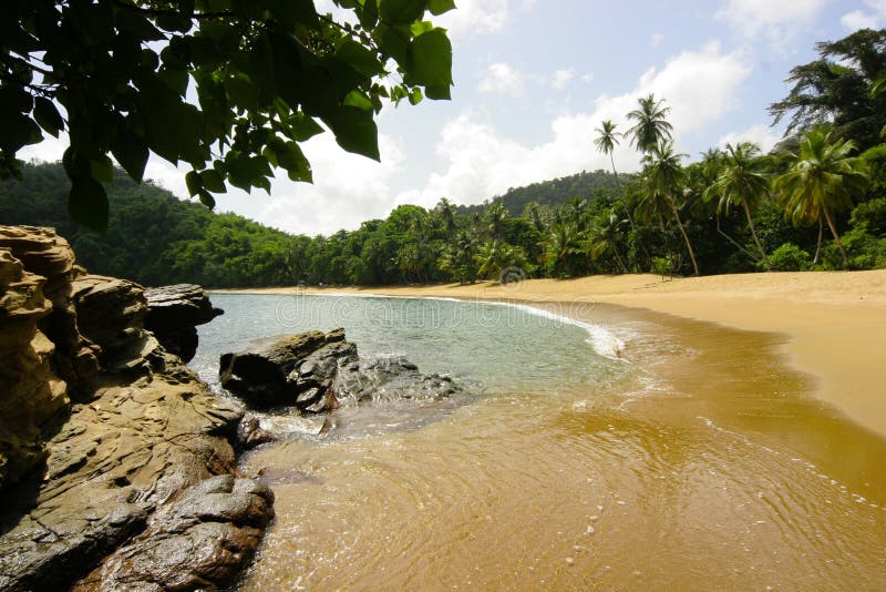 Playa y rocas imagen de archivo. Imagen de turista, caliente - 2974877