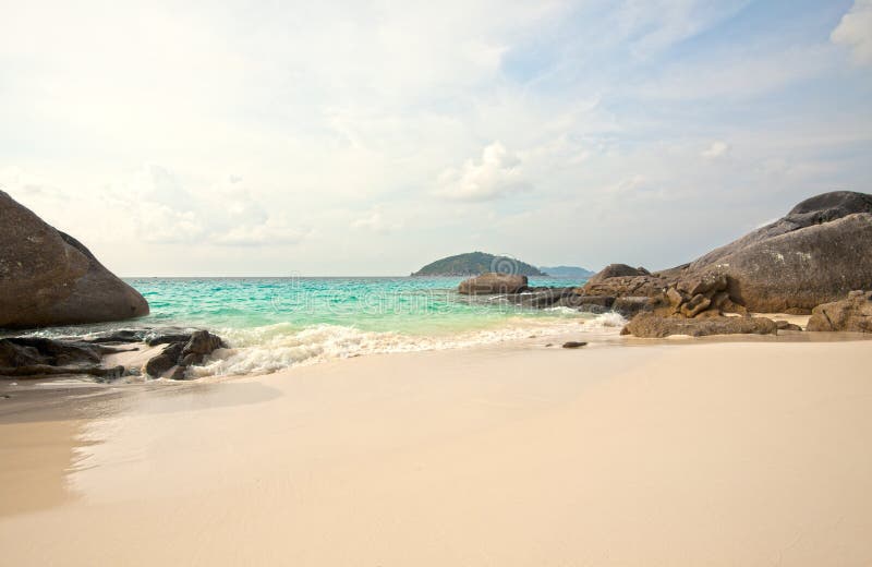 Playa y rocas foto de archivo. Imagen de playa, cielo - 30479464