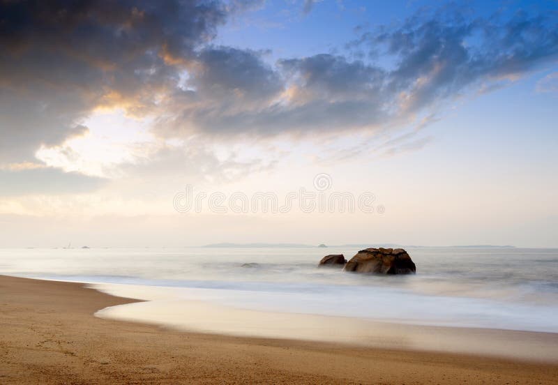 Playa y rocas imagen de archivo. Imagen de cubo, piedra - 42698943
