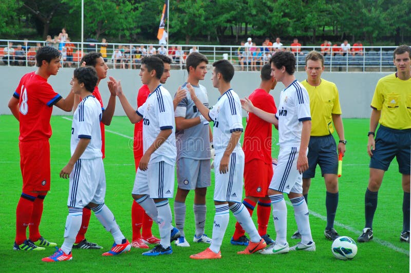 Players welcome each other editorial photo. Image of crowd - 26297626