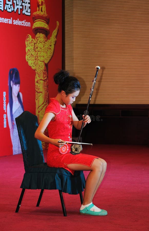 Playing the erhu girl editorial image. Image of program - 25609525