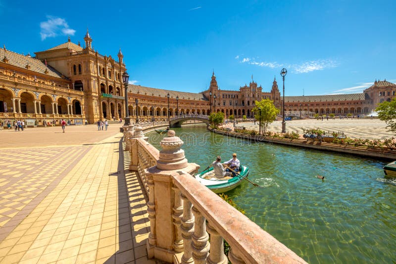 Punto Di Vista Soleggiato Di Giorno Di Plaza De Espana Siviglia ...