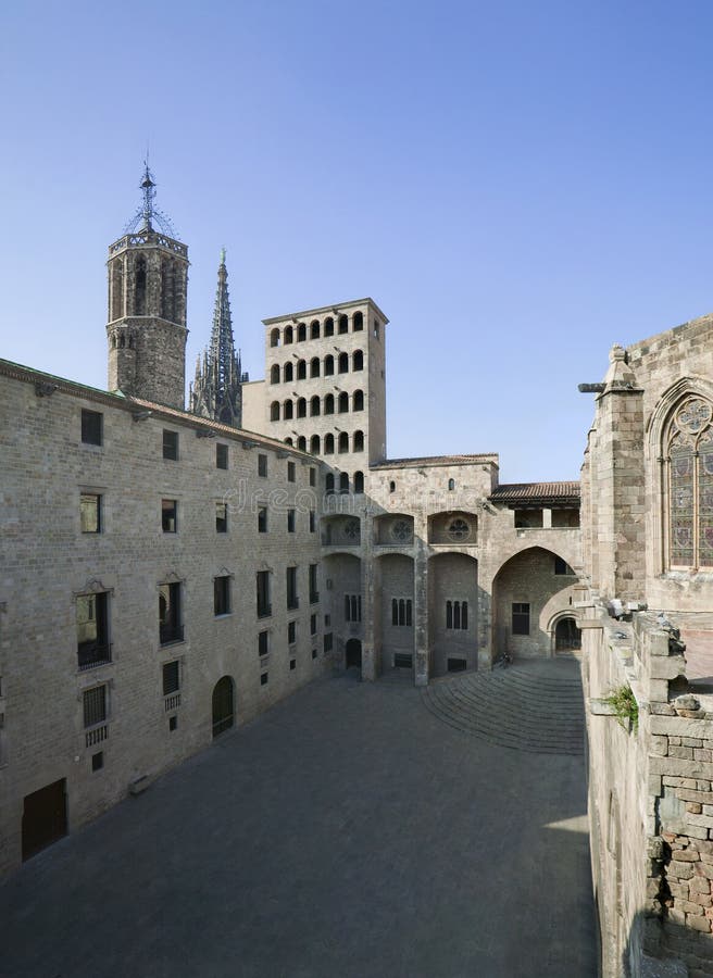 Plaza del Rey。 库存照片. 图片 包括有 更加恼怒的, 被成拱形的, 著名, 印度榕树, 水平 - 31287444