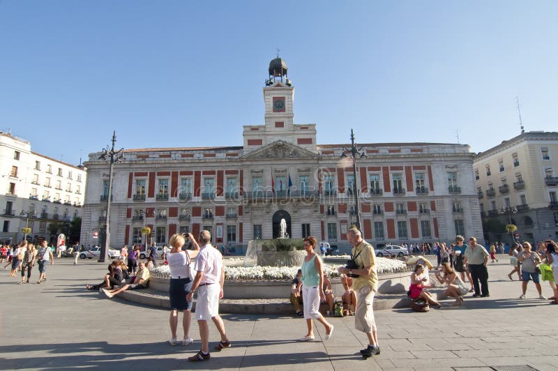 Plaza Del Sol En Madrid, España Imagen de archivo editorial - Imagen de ...