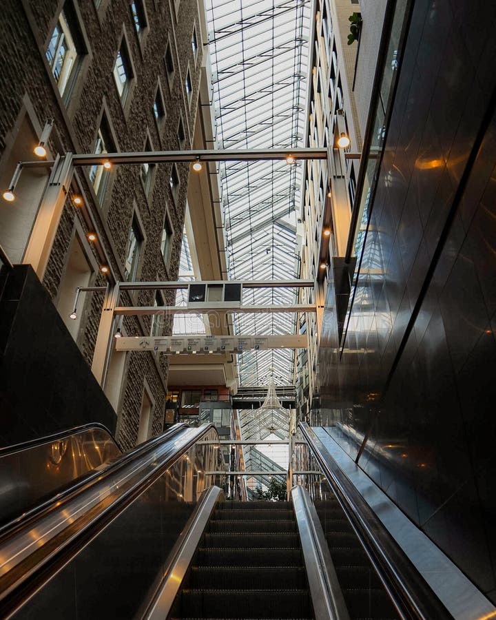 Plaza victoria en montreal imagen de archivo. Imagen de quebec - 157238159