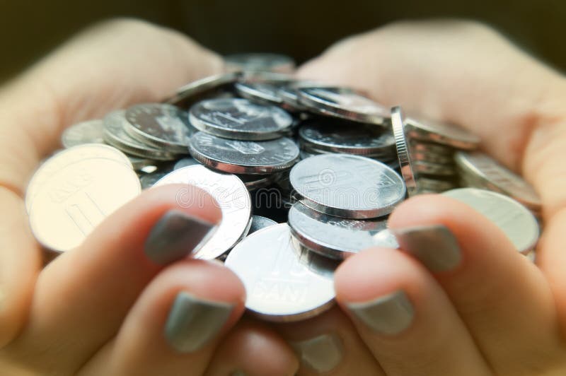 Pleines mains d'argent image stock. Image du complètement - 64210003