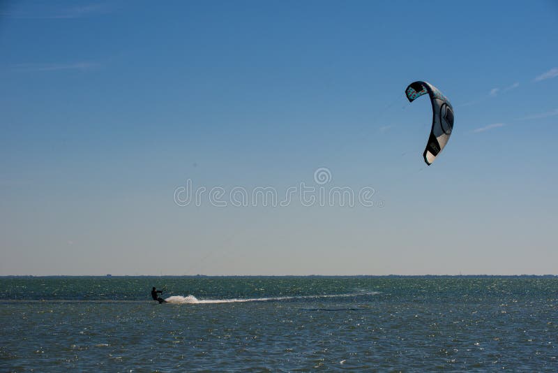 Pleine image de kiting image stock éditorial. Image du image - 87389194