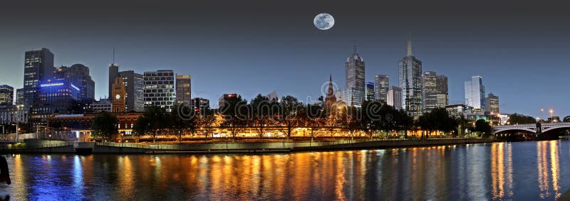 Pleine lune sur Melbourne photo stock. Image of lumières - 44668578