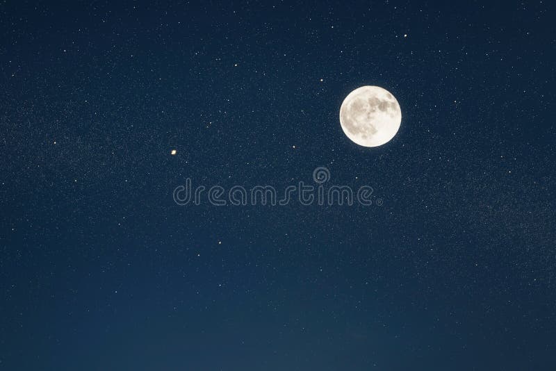 Pleine Lune énorme Sur Le Ciel Nocturne Avec Les étoiles Lumineuses