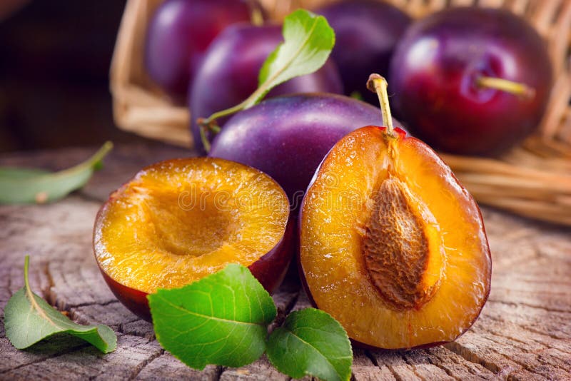 Plommon Friska, Mogna Organiska Plommon, Fruknäring På Träbord Rensa ...