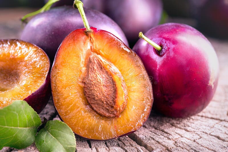Plommon Friska, Mogna Organiska Plommon, Fruknäring På Träbord Rensa ...