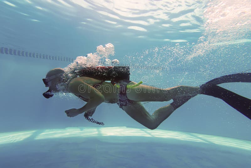 Plongeur Dans La Piscine, Scaphandre Dive Swimming Pool Photo stock ...