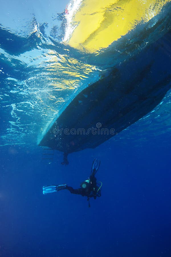 Plongeur sous-marin image stock. Image du seawater, bleu - 7764739