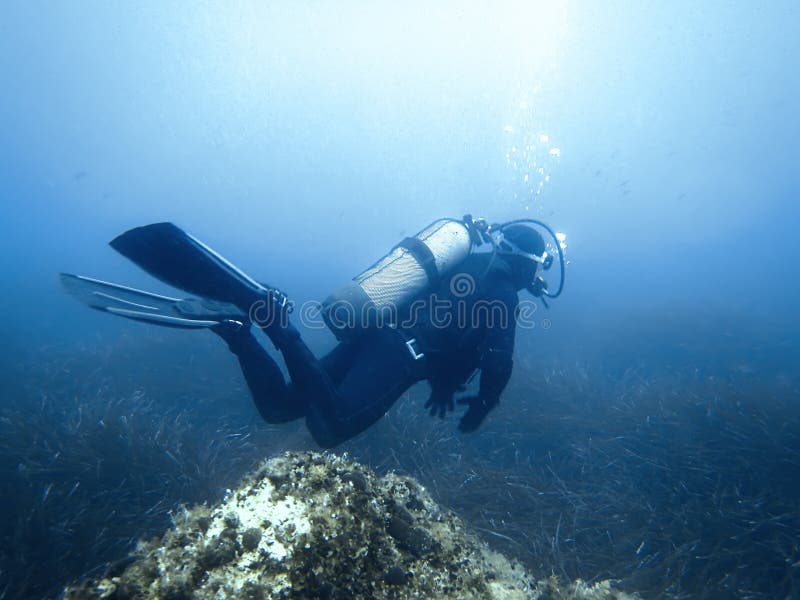 Plongeur Sous-marin En Monde Sous-marin Photo stock - Image du caverne ...