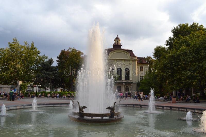 Plowdiw-Brunnen redaktionelles foto. Bild von bewölkt - 49503966