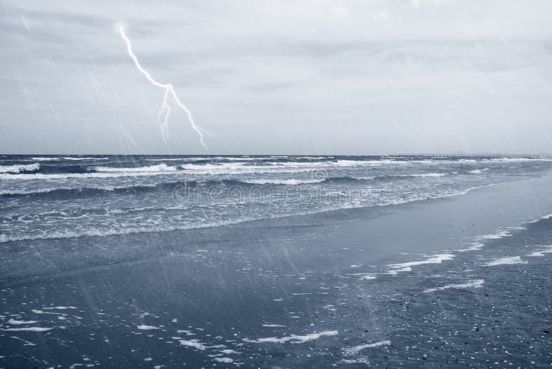Pluie sur la mer image stock. Image du pluie, plage, foudre - 24686151