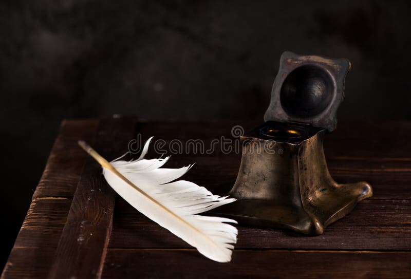 Tintero Antiguo Con La Pluma De La Pluma Y El Papel De Escribir Viejo ...